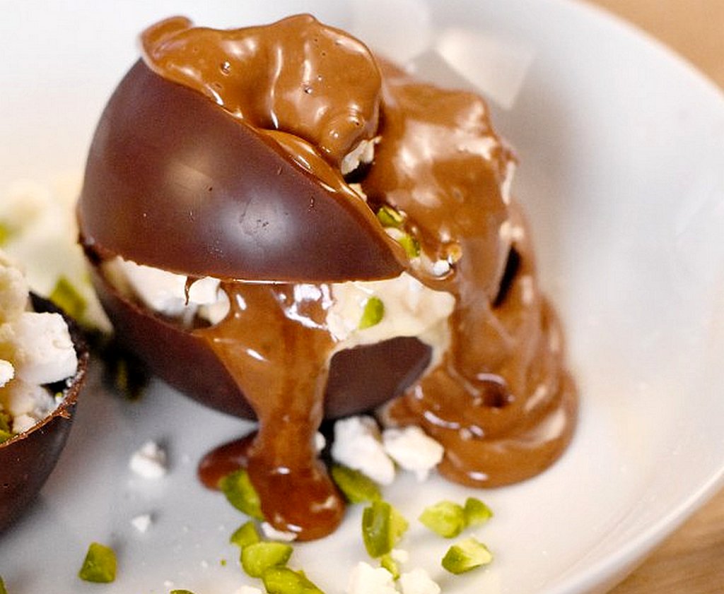 Sphères surprises au chocolat et glace vanille - Spécial Gastronomie