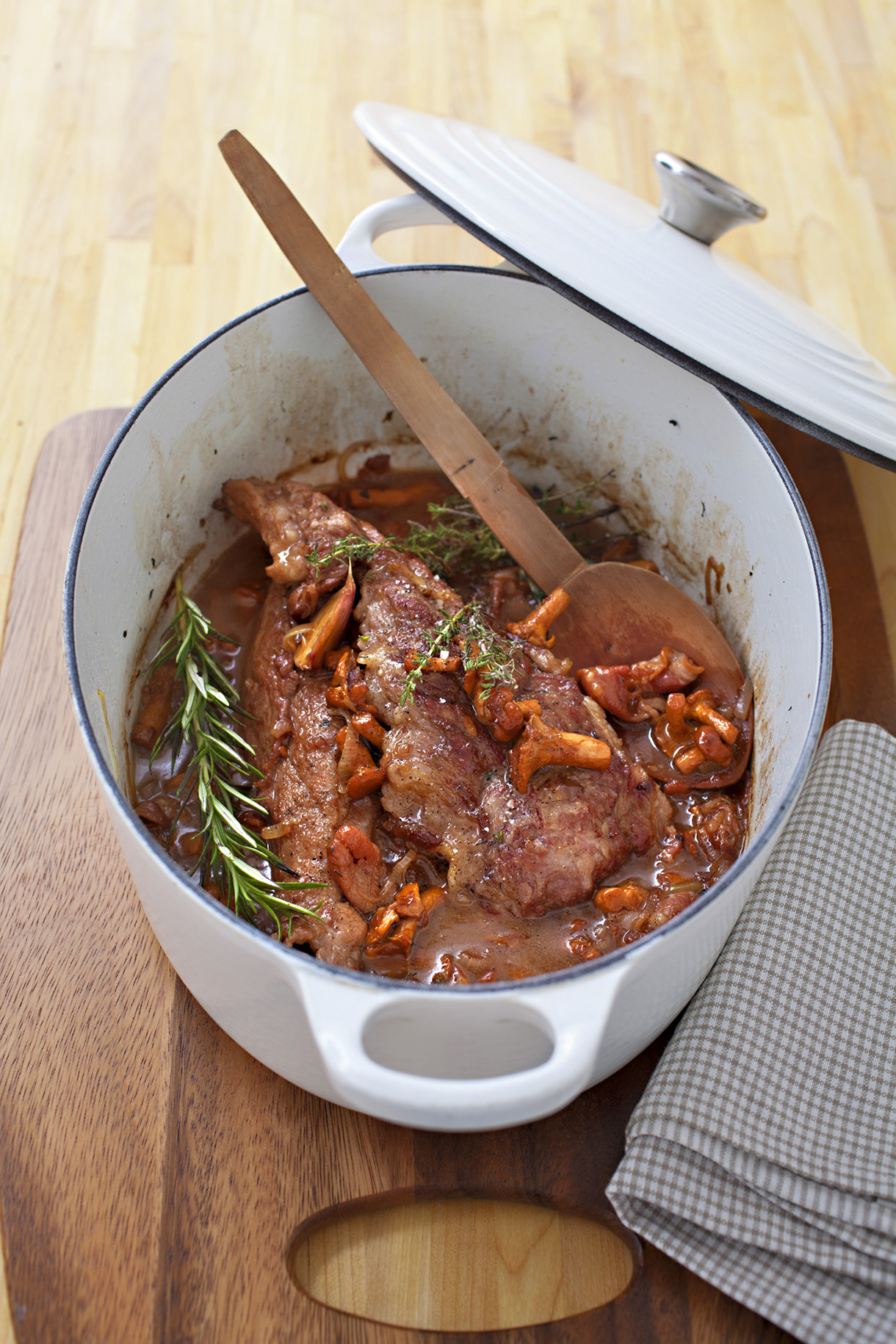 Pluma de porc ibérique en cocotte au thym, aux girolles et au jus ...