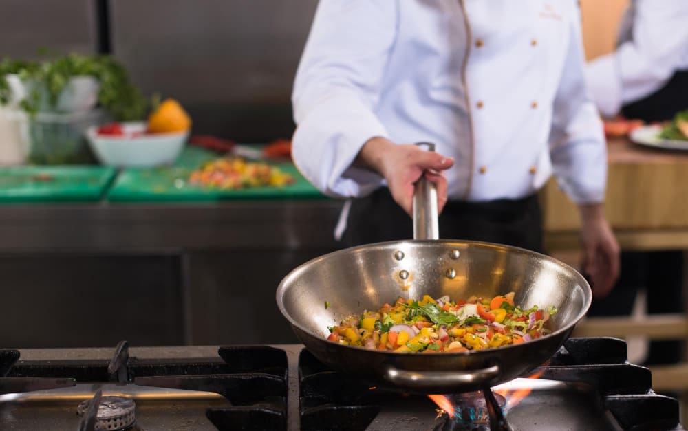 Cuisson au wok : pourquoi choisir un wok en inox pour vos plats
